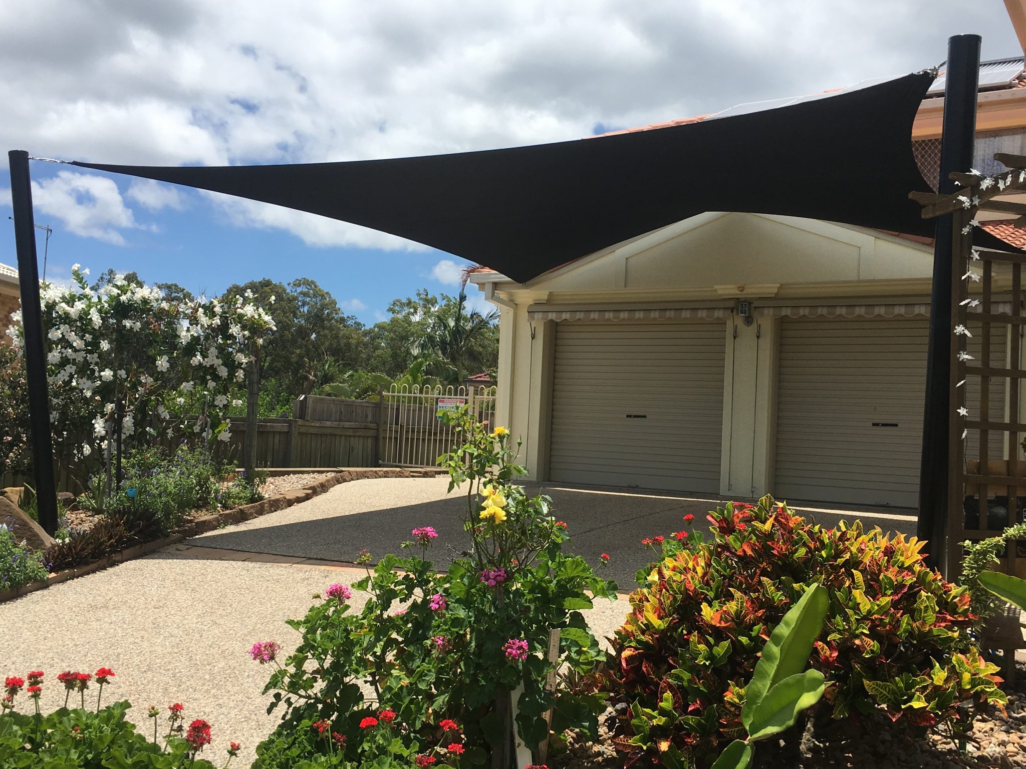 Z16 shade sails designed to resist hail damage | Vehicle protection